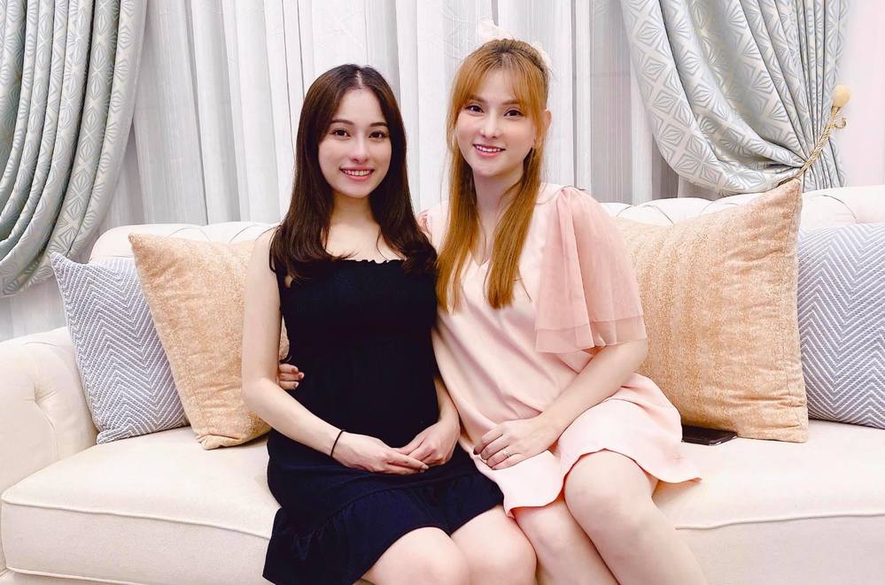 Thu Thủy và Sara Lưu đã tranh thủ đọ nhan sắc khi chung 1 khung hình