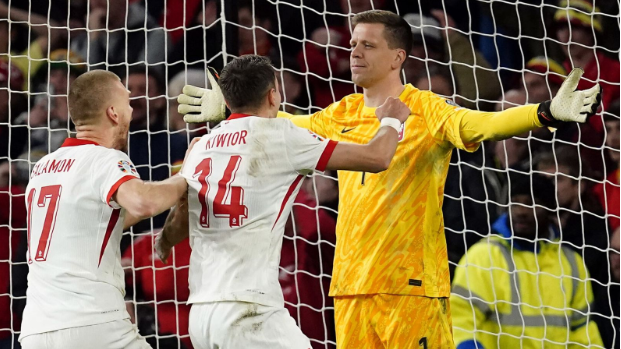 Dan James đá hỏng quả đá quan trọng khi đội bóng của Rob Page