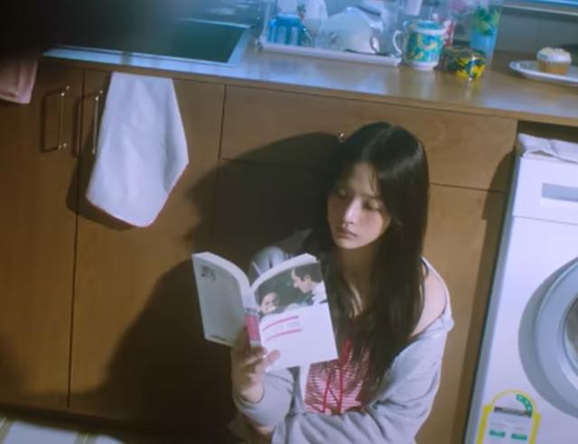 Các ngôi sao K-pop tạo "sóng" đọc sách "Text Hip"